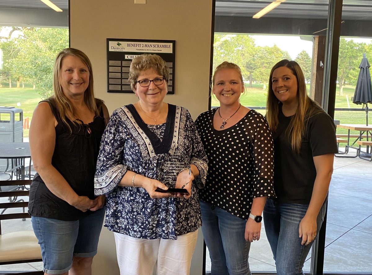 Rena Retires after serving community for 28 years – Butler County Clinic